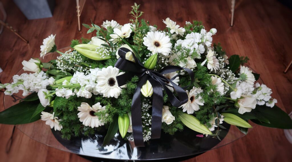 Aranjament funerar Crini - Antonia Deluxe Flowers